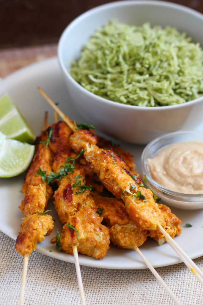 Pollo Satay (con salsa de maní) acompañado de arroz verde - El Sabor de ...