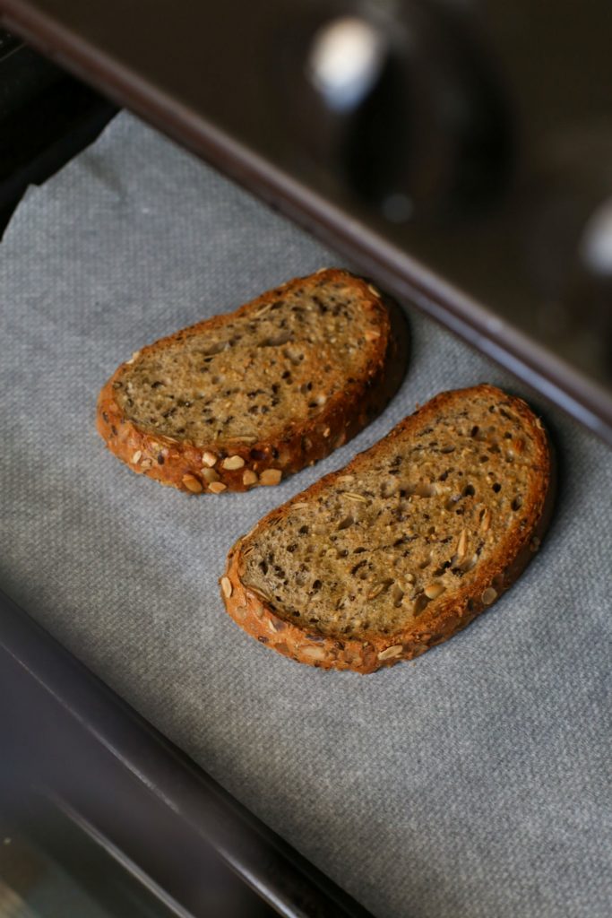 Tostadas con ricotta, tomates cherry al balsámico y pesto de rúcula ...
