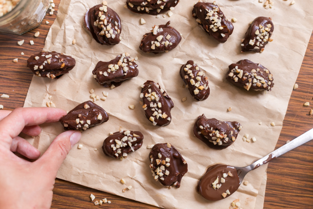 Dátiles rellenos de mantequilla de maní cubiertos de chocolate ...