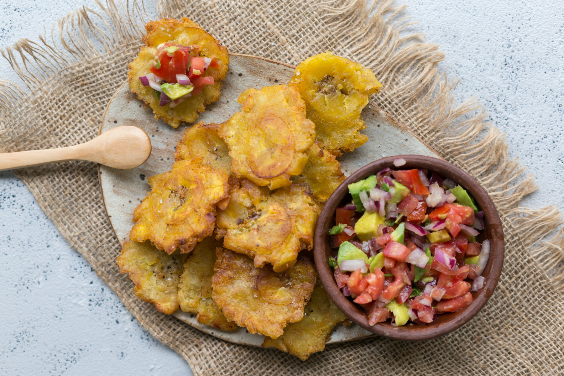 Patacones (tostones) con pico de gallo - El Sabor de lo Bueno