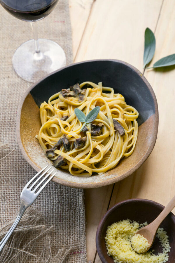 Fetuccini con crema de zapallo, champiñones y salvia - El Sabor de lo Bueno