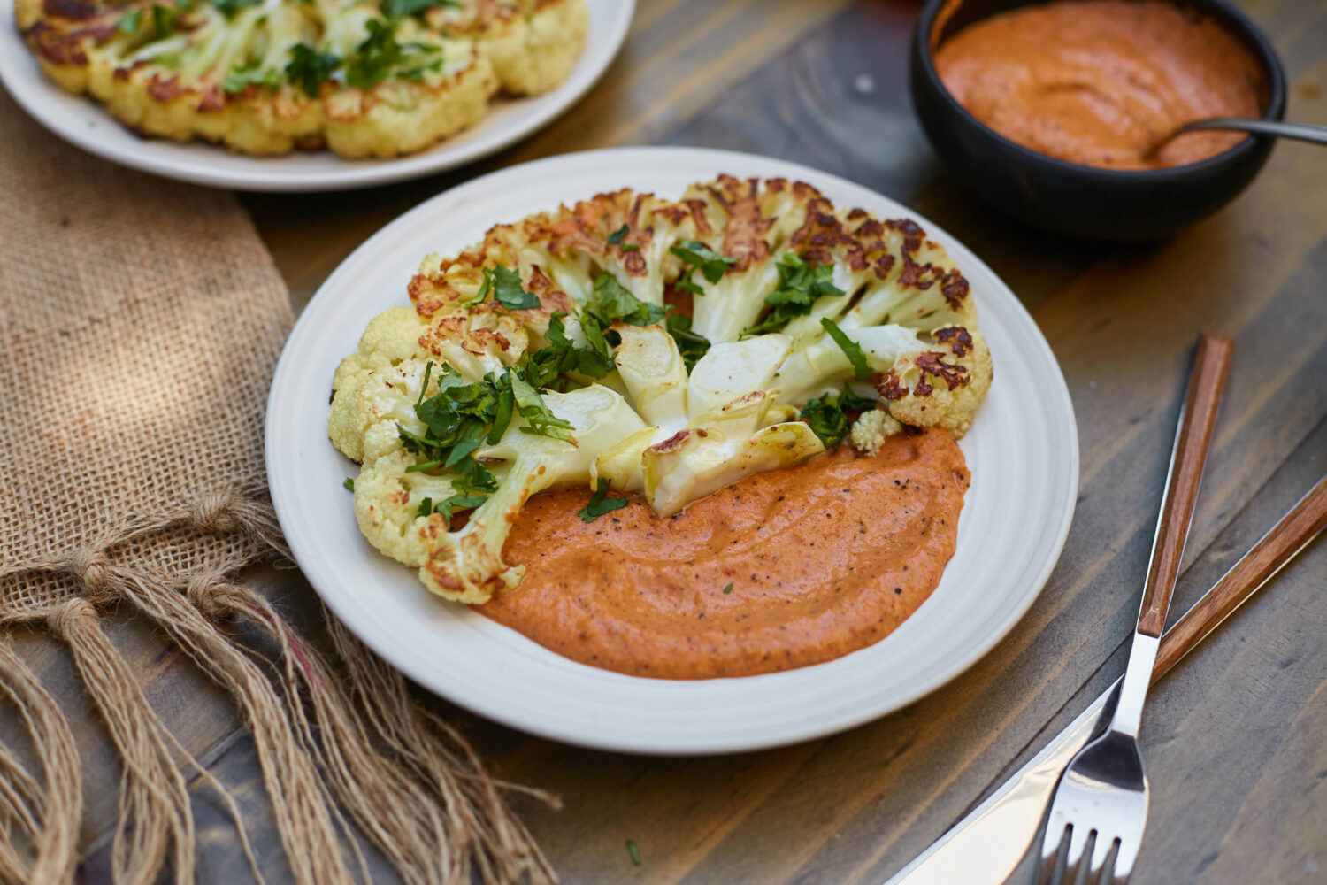 Coliflor asada a la parrilla con salsa romesco